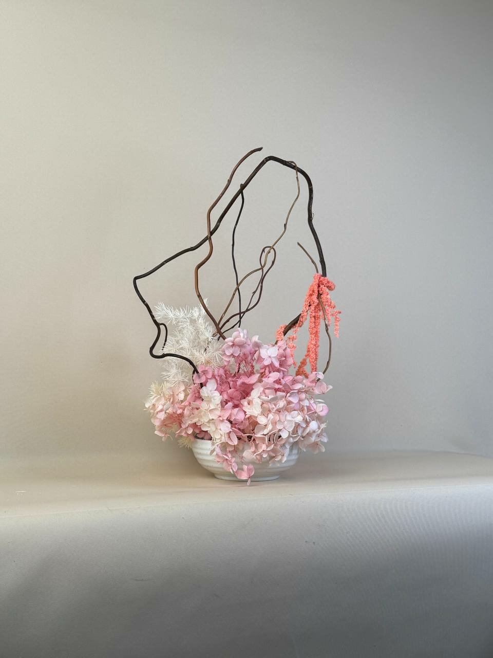 Модерн-цветочная композиция в фарфоровой вазе из стабилизированных растений и веток саликса