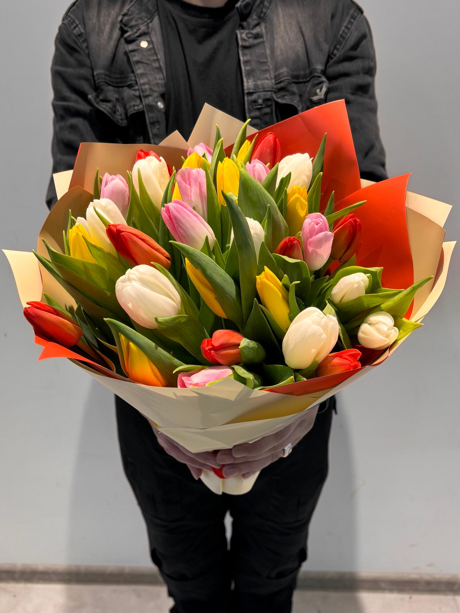 Весенний букет из 31 тюльпанов микс