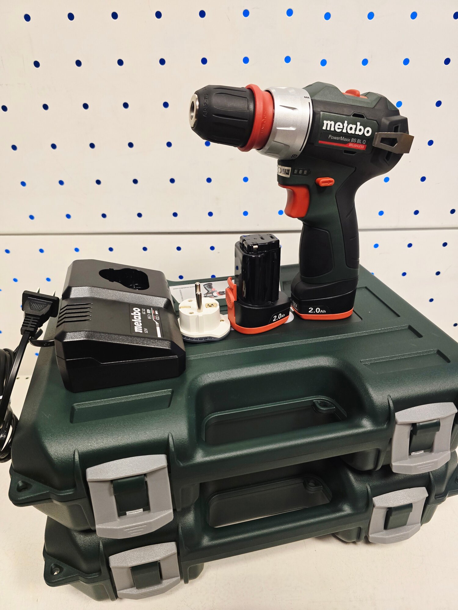 Профессиональный аккумуляторный бесщеточный шуруповерт-дрель Metabo PowerMaxx BS BL Q, 12В, 40Нм, 2х2Ач, кейс