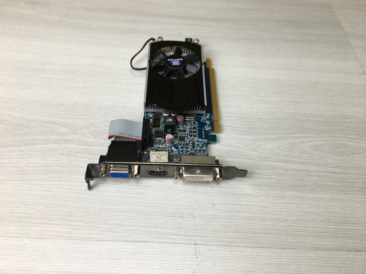 Видеокарта 1Gb Radeon 6570, PCI-E, SAPPHIRE HD6570 1G DDR3 PCI-E HDMI/DVI-D/VGA