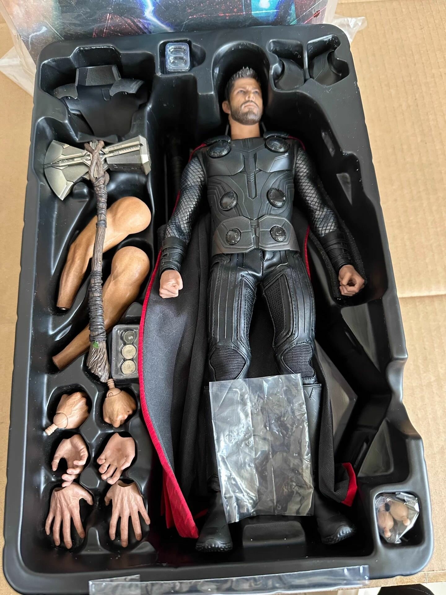 Коллекционная фигурка 1/6 Тор от Hot Toys из фильма Мстители: Война бесконечности (MMS474)