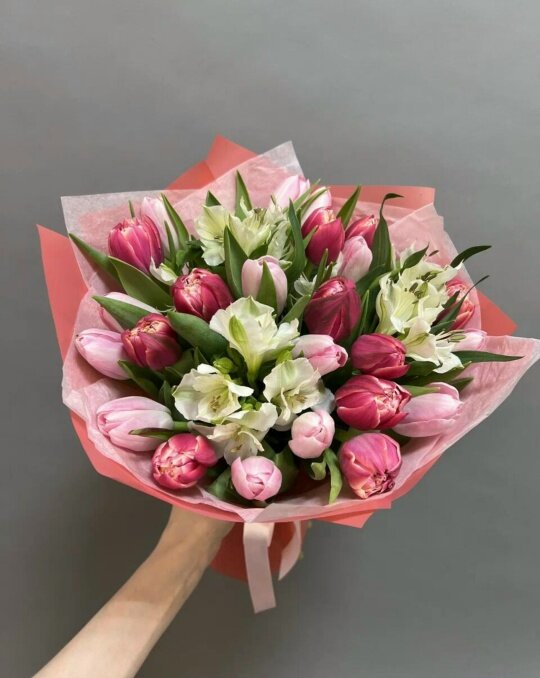 Микс букет из тюльпанов и альстромерий, идеальный подарок, живые цветы, красивый букет