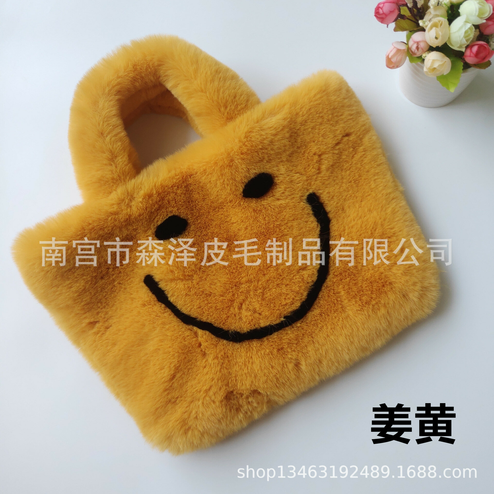 На ночных рынках продаются популярные сумки из искусственного меха, женские плюшевые сумки из искусственного меха кролика рекс, сумки-кроссбоди с улыбающимся лицом из искусственного меха и другие сумки из искусственного меха.