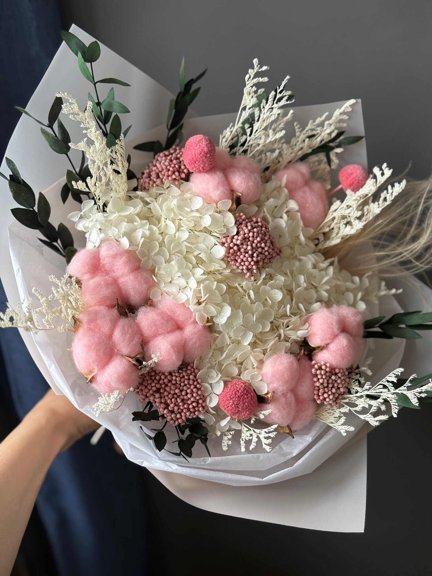 Букет из белой гортензии и розового хлопка нежный