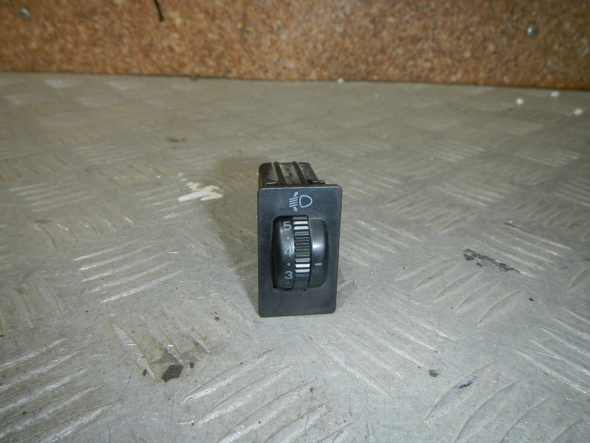 Б/У Кнопка корректора фар, Toyota (Тойота)-COROLLA 120 (01-06) TOYOTA COROLLA 120 (01-06) Потертости. 557600 TOYOTA арт....