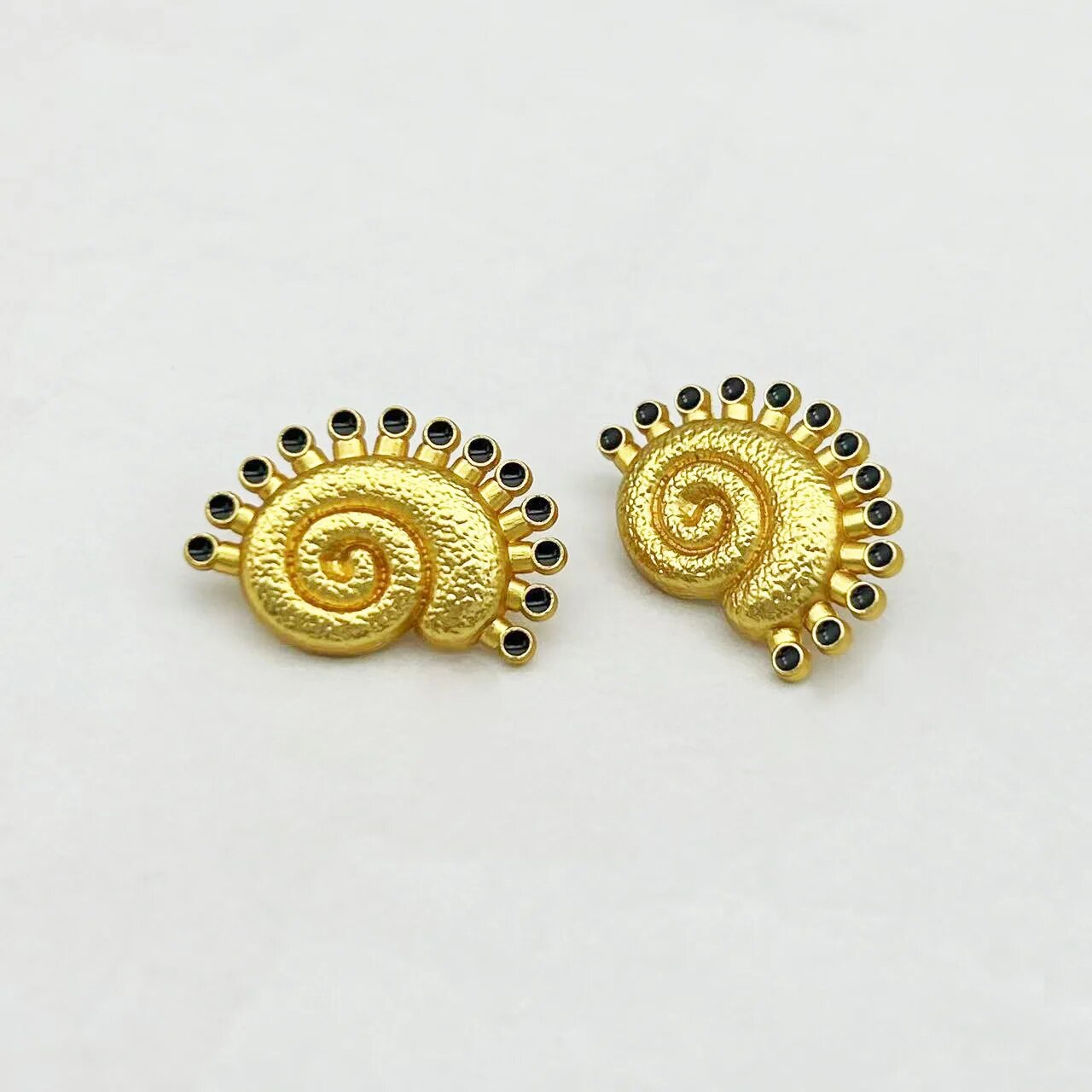 Серьги золотистые с черными камнями, JN-1-463-C