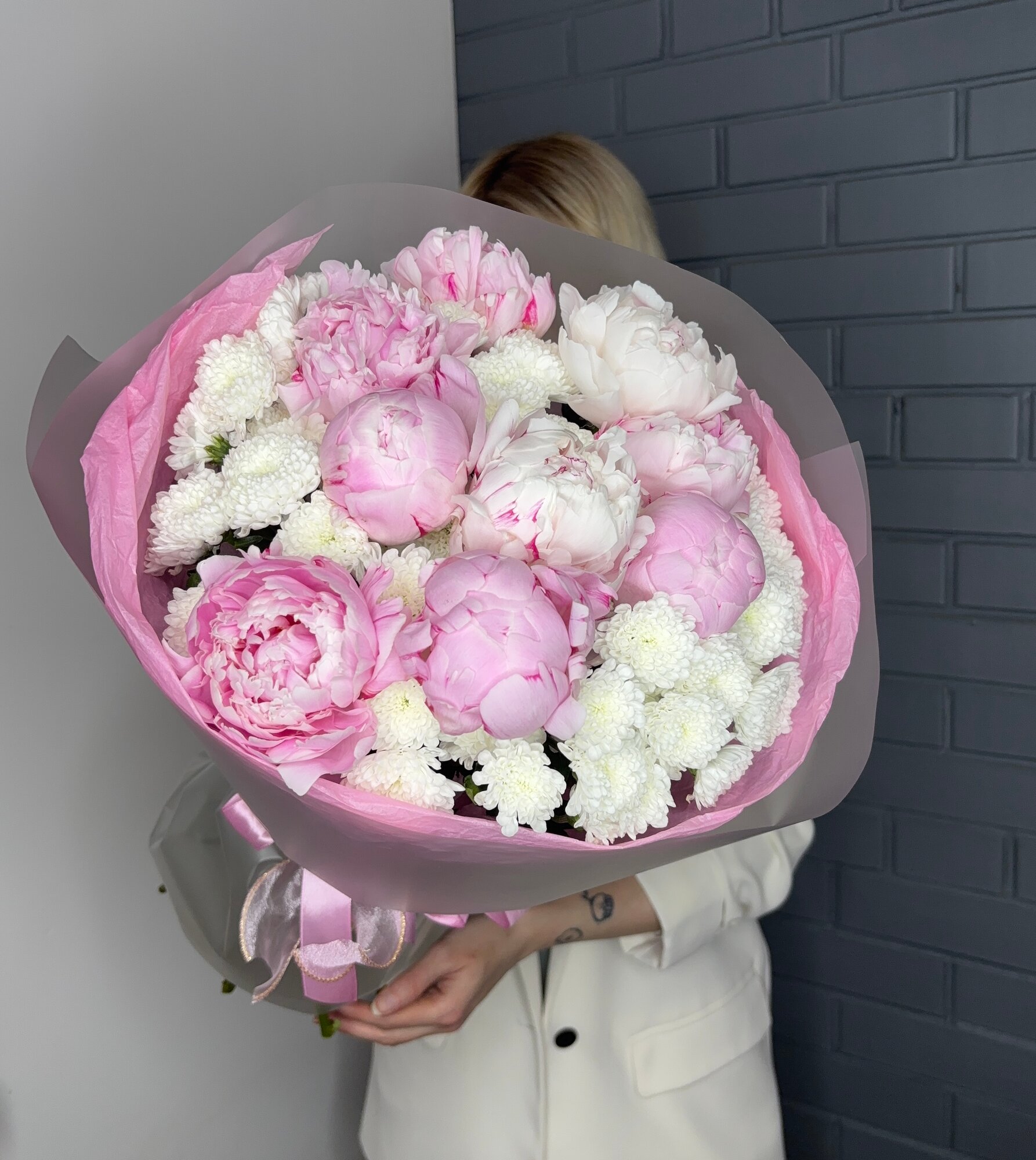 Букет дуо кустовые хризантемы сантини и розовые пионы Сара Бернар