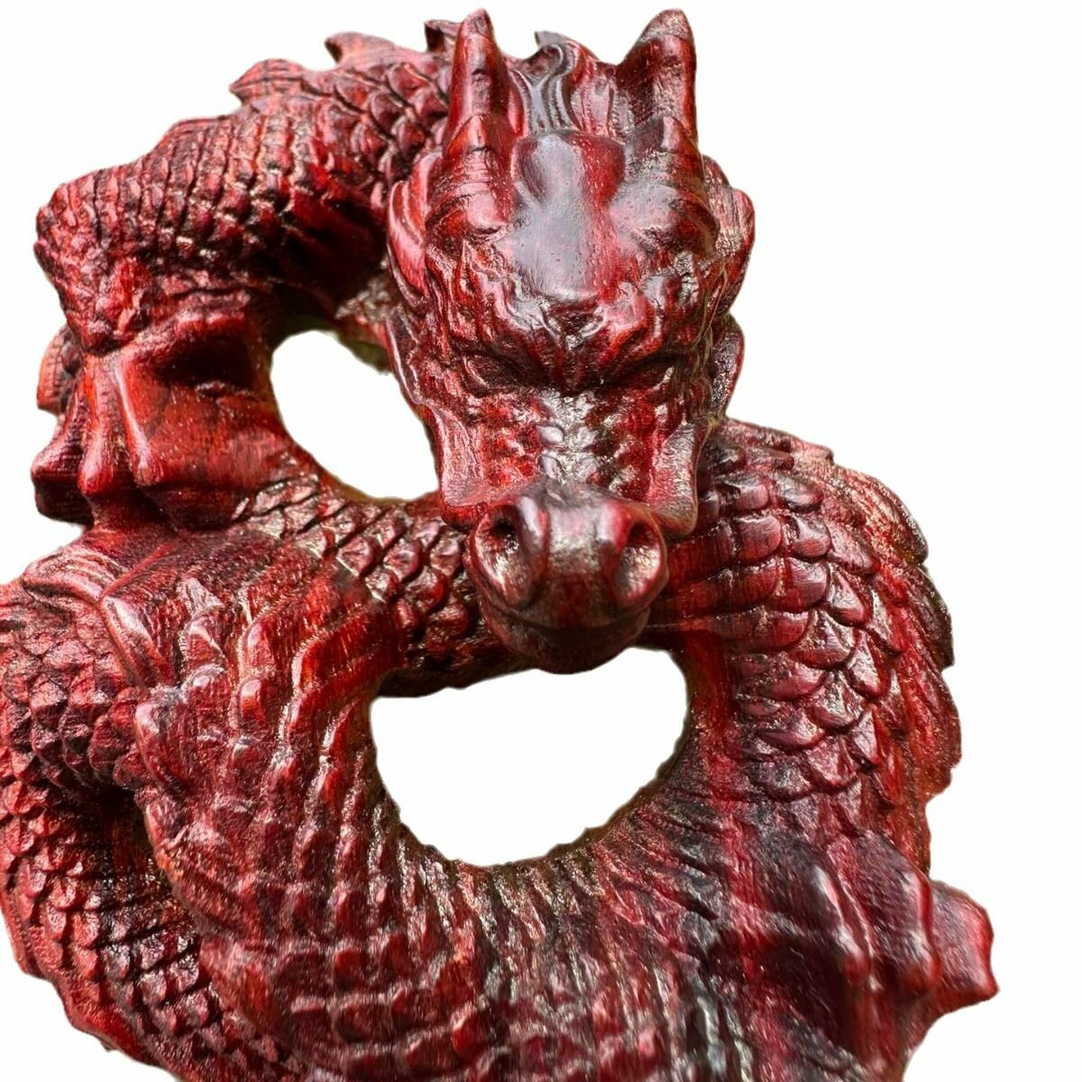 Маленькие листочки красного сандалового дерева с резными украшениями в виде драконов