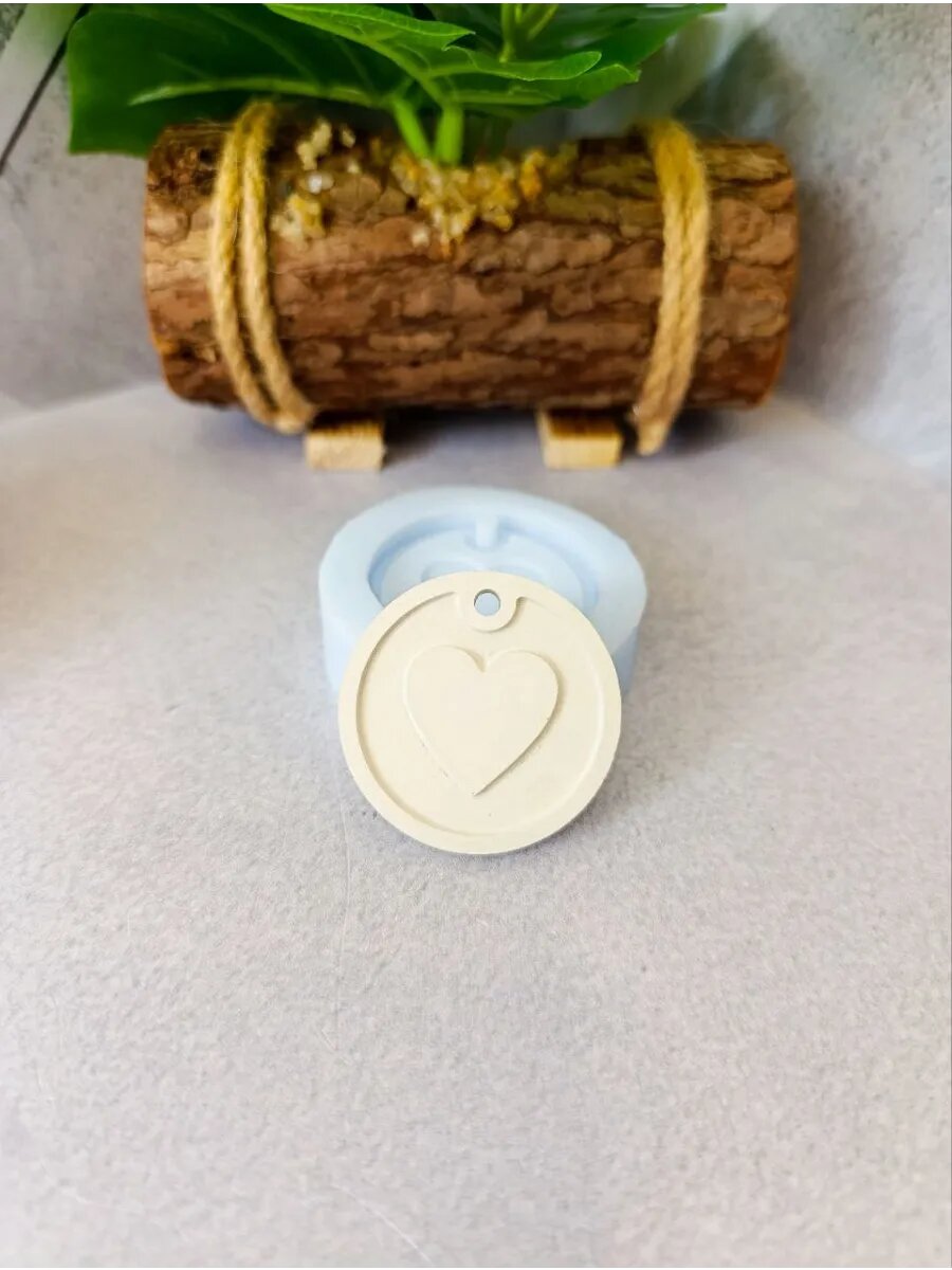 Молд силиконовый "Саше сердечко". Высота готового изделия 4 см.