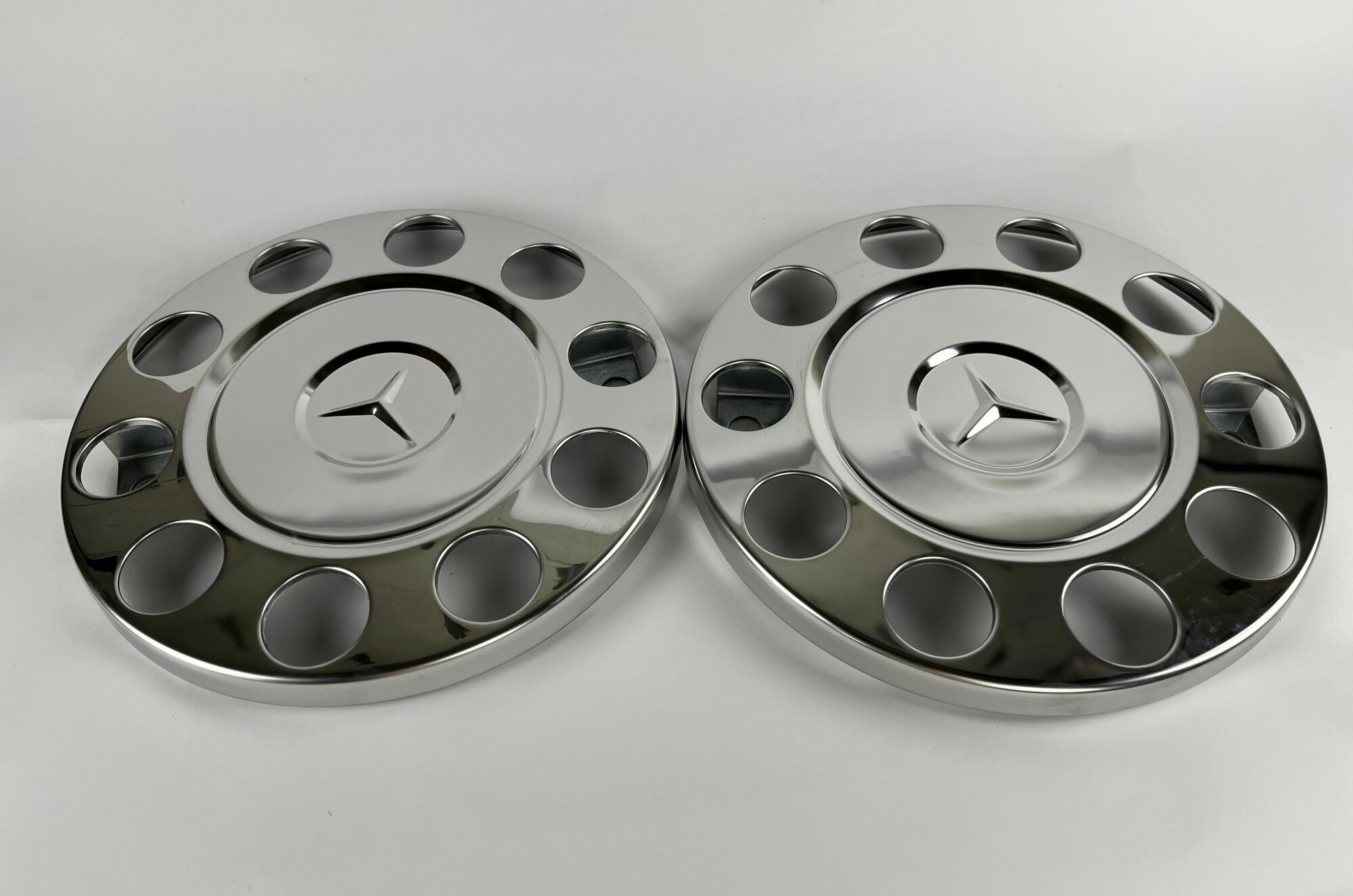 Хромированные колпаки на передние колёса 22,5 дюйма, из высококачественной нержавеющей стали (комплект 2 шт.) с эмблемой Mercedes