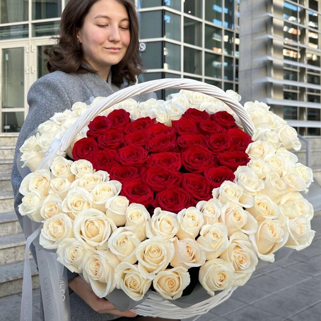 Букет из красных и белых роз 101 шт сердце в корзине, красивый букет цветов, шикарный, премиум цветы, премиум букет