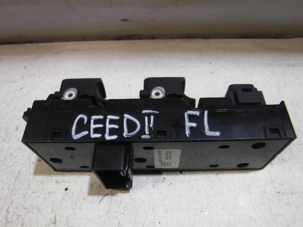 Блок управления стеклоподъемниками Kia Ceed II 93570A2000