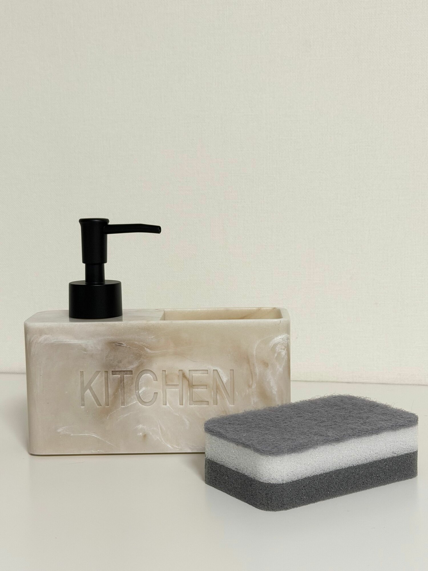 Дозатор для моющего средства на кухню , диспенсер для мыла , с губкой коричневый мрамор