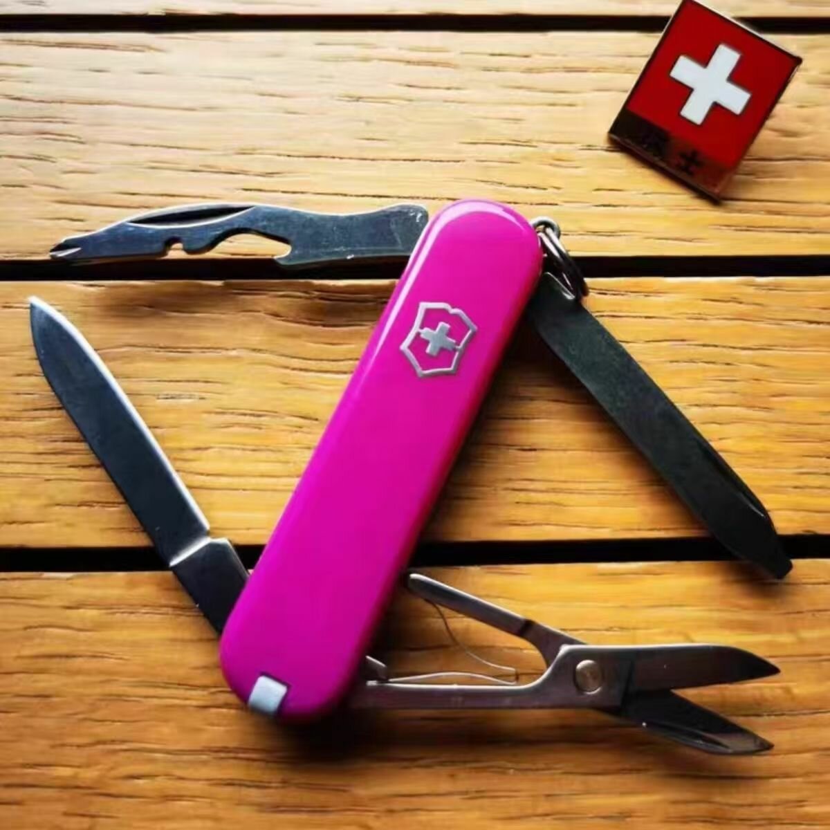 VICTORINOX Швейцарский нож RAMBLER 0.6363 с ножницами и магнитной крестовой отверткой 58mm 10 функций Красный