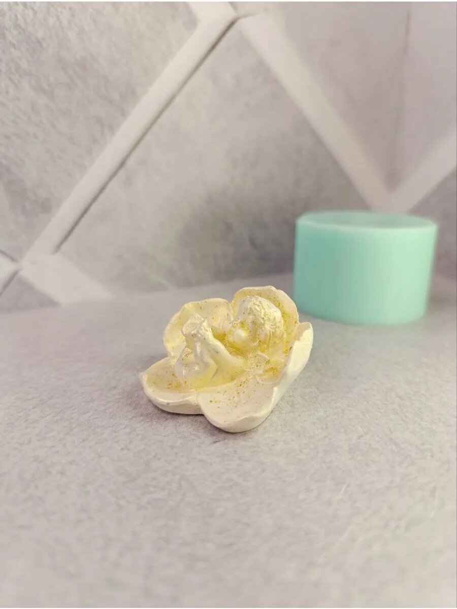 Молд силиконовый "Ангелочек в цветочке". Высота готового изделия 2,5 см.