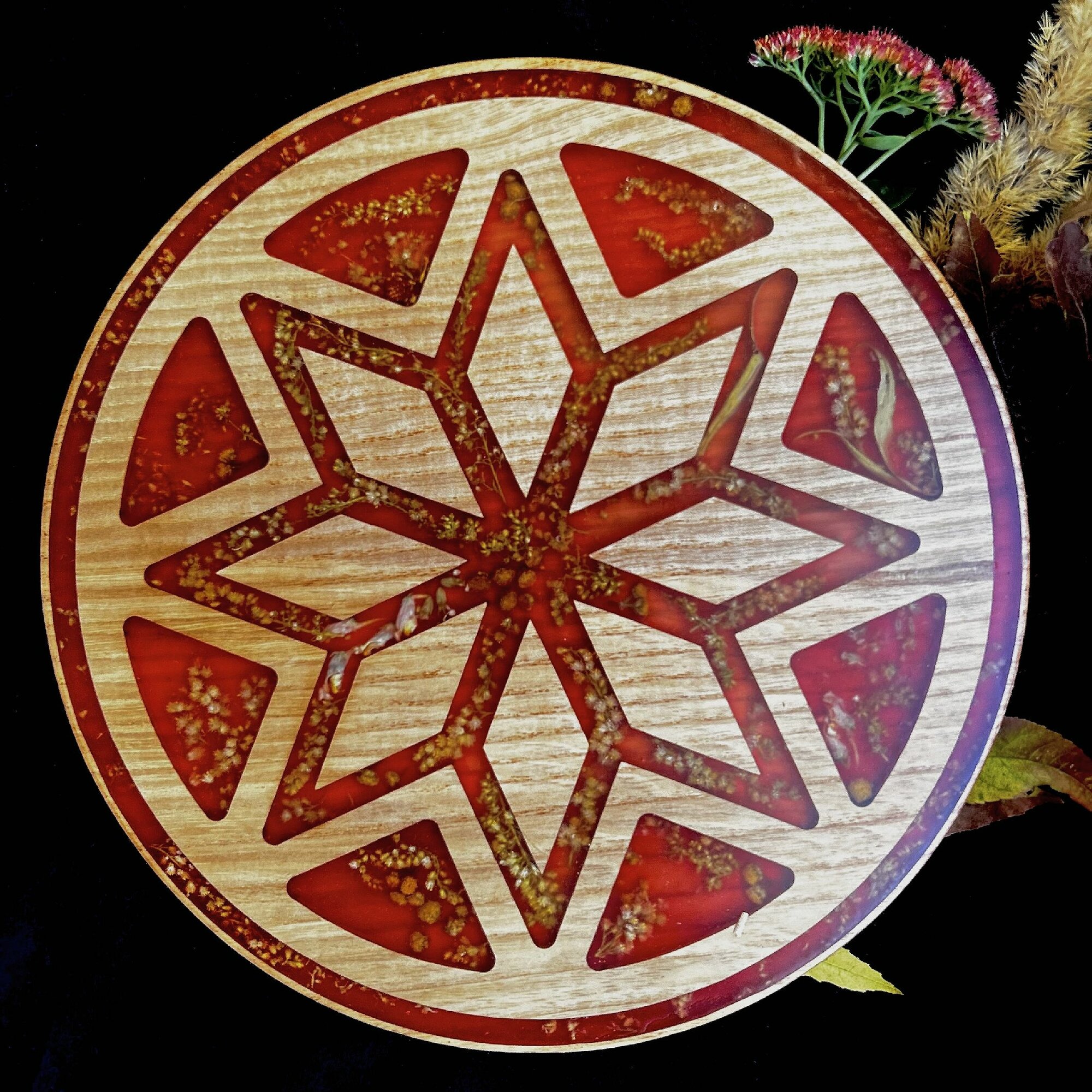 Алтарь из дуба, с эпоксидной смолой и цветами 25 см.