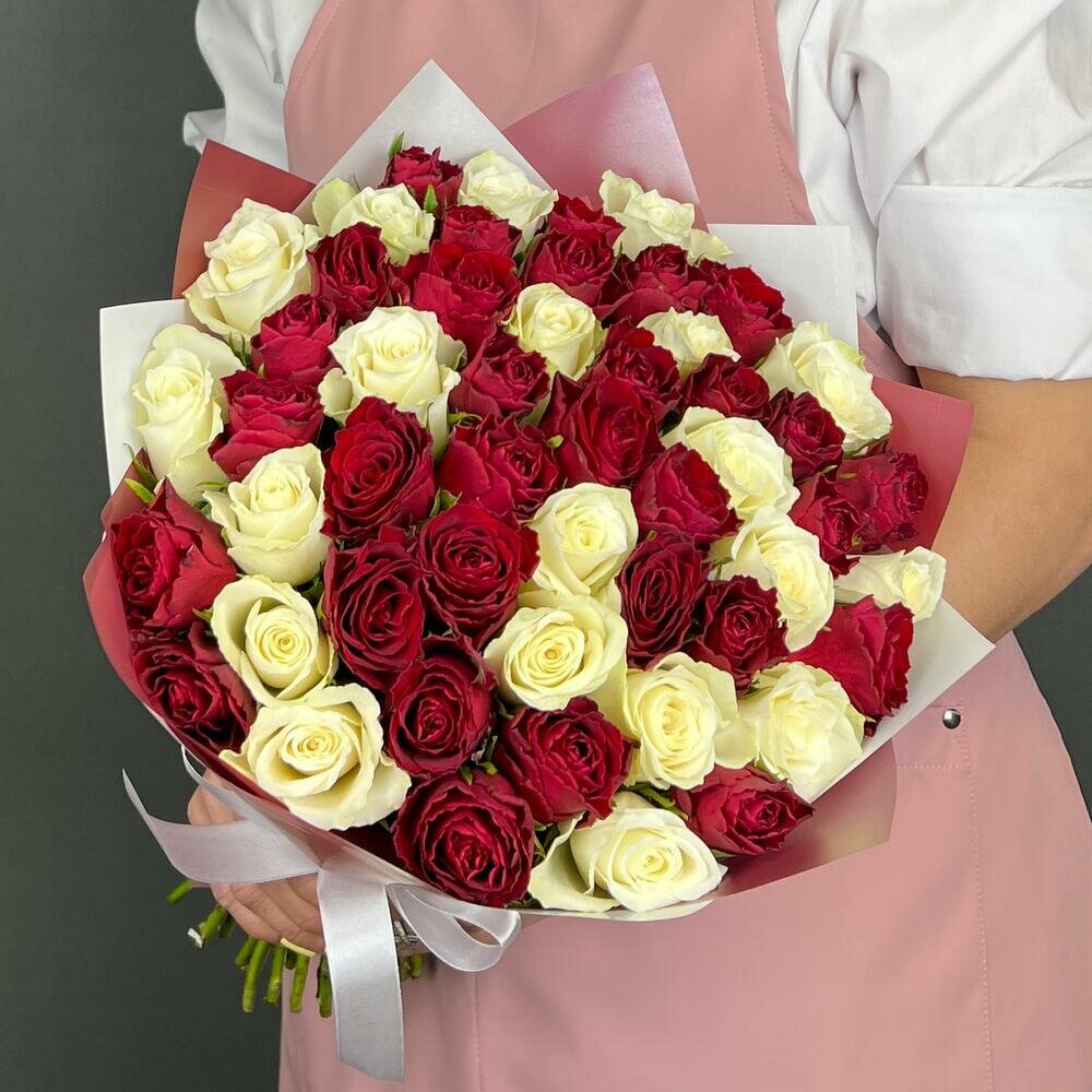 Букет живых цветов. Красные и белые одноголовые Розы 51 шт в стильной упаковке