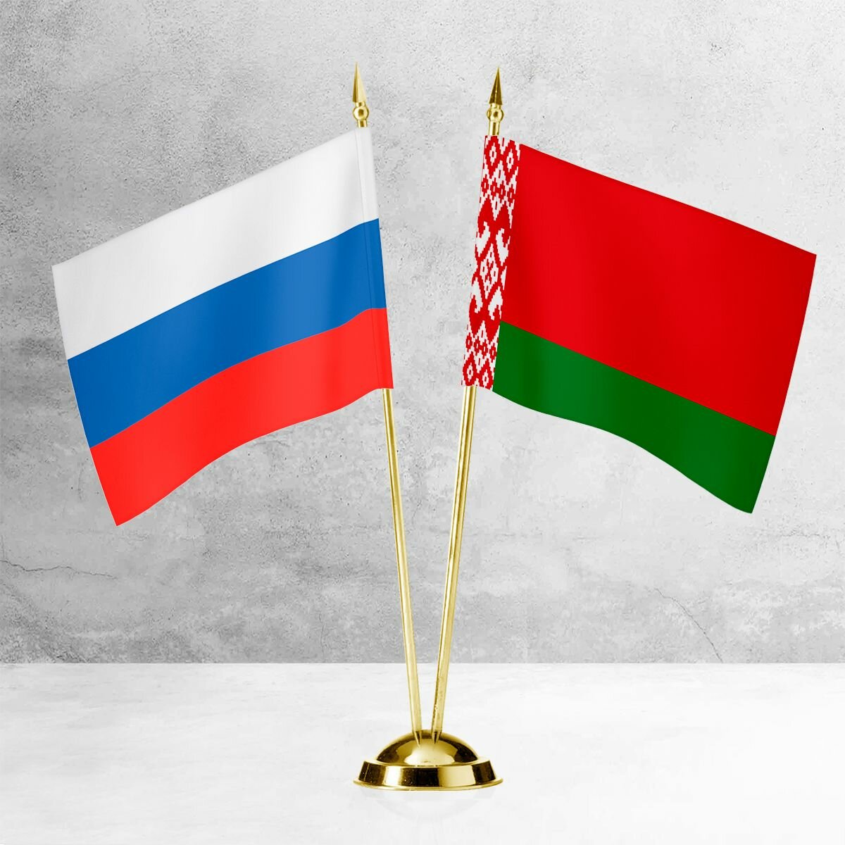 Настольные флаги России и Белоруссии на пластиковой подставке под золото