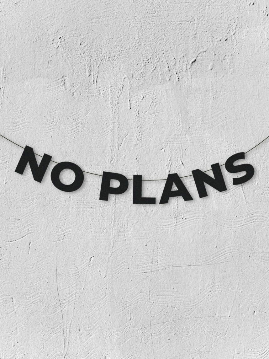 Бумажная гирлянда из чёрных букв «No plans»