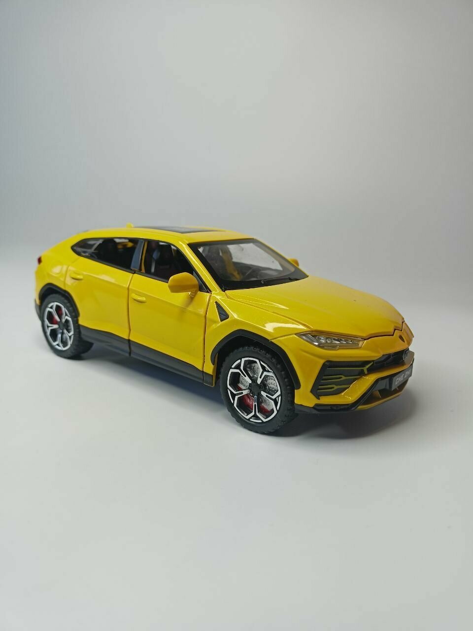 Коллекционная машинка игрушка металлическая Lamborghini Urus для мальчиков масштабная модель 1:24 желтый