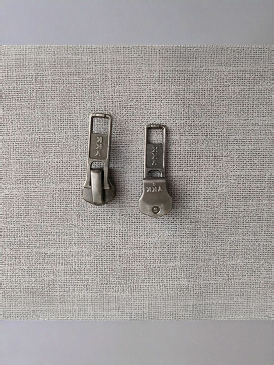 Бегунки YKK для металлической и пластиковой молнии "трактор". 2 штуки. Тип 3. Темное серебро. Квадратная головка. Для ремонта кожаных и джинсовых курток, плащей. Одежды, сумок и обуви. Маркировка 3c