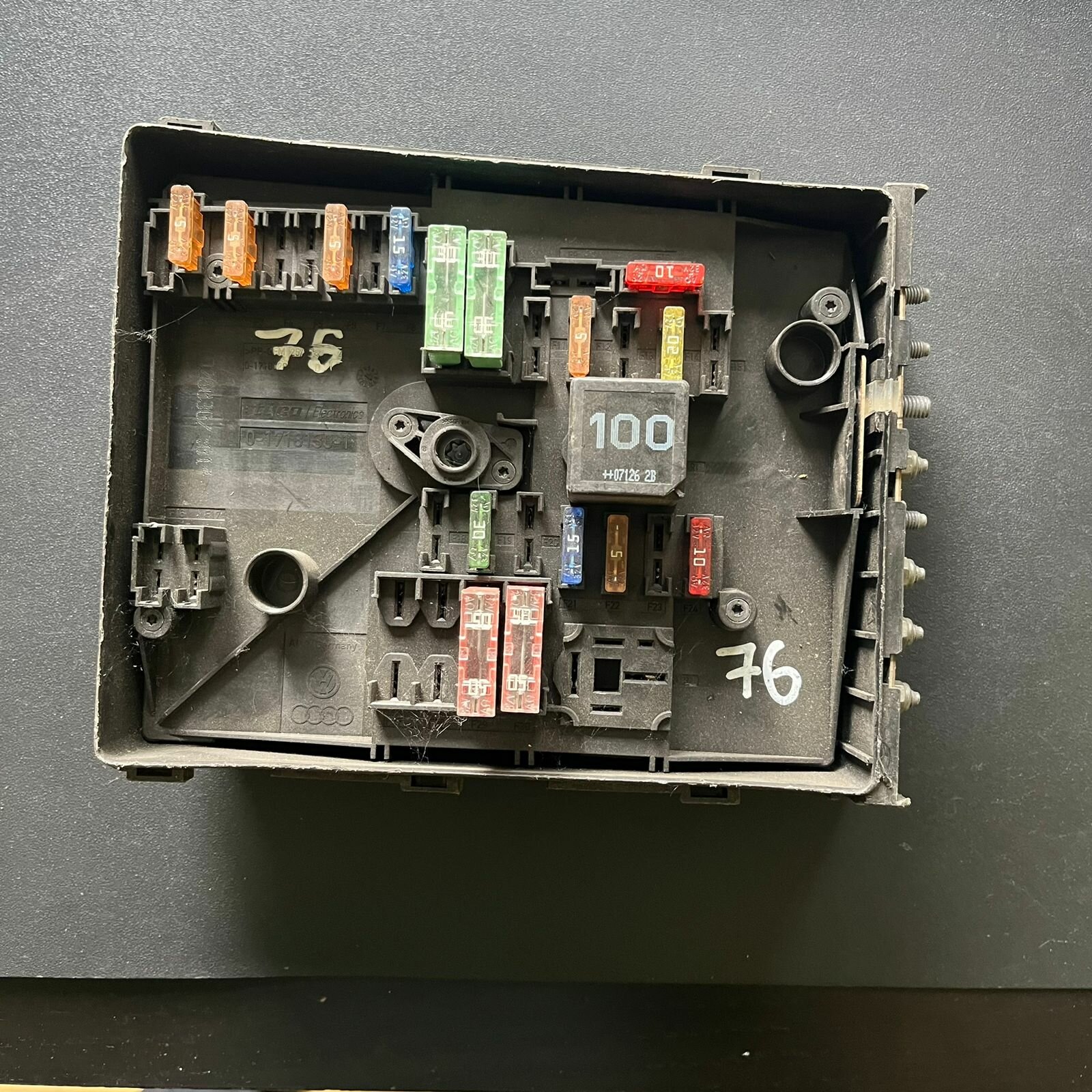 Блок предохранителей под капотом VOLKSWAGEN Golf 5 2003-2009 1K0937125A - Б/У