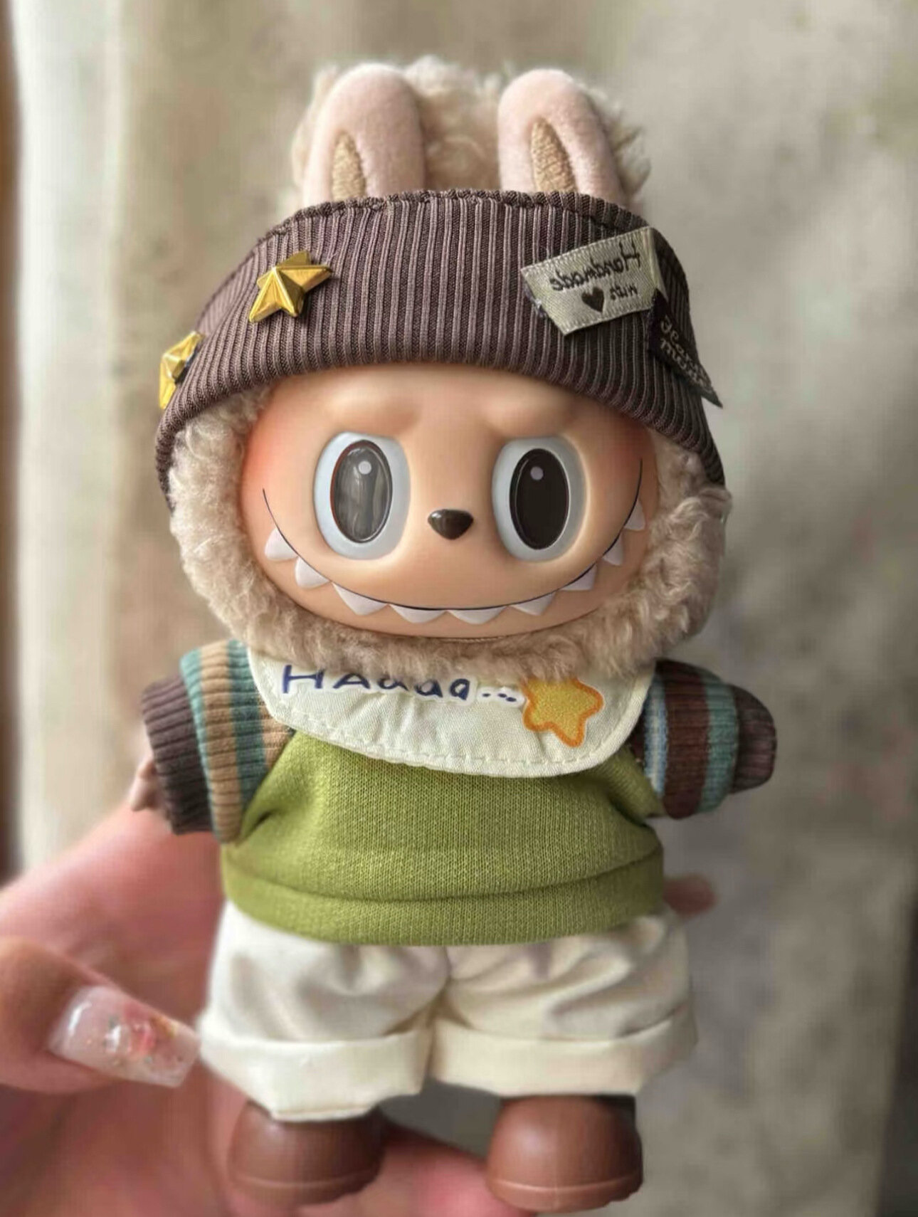 Labubu Labubu Glue-Elastic Coca-Cola Coll Olde One, два, три поколения 17 см. Летний и стоящий комбинезон