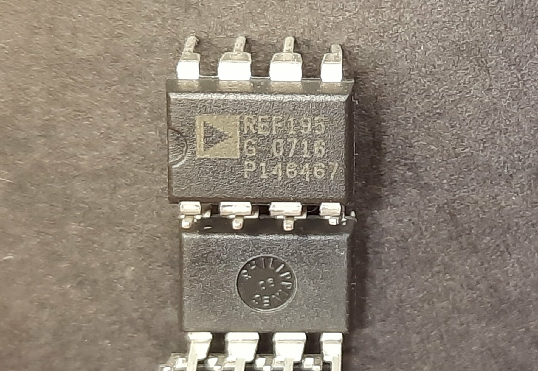 Микросхема REF195GSZ Analog Devices, источник опорного напряжения 5В SOIC-8, 1шт