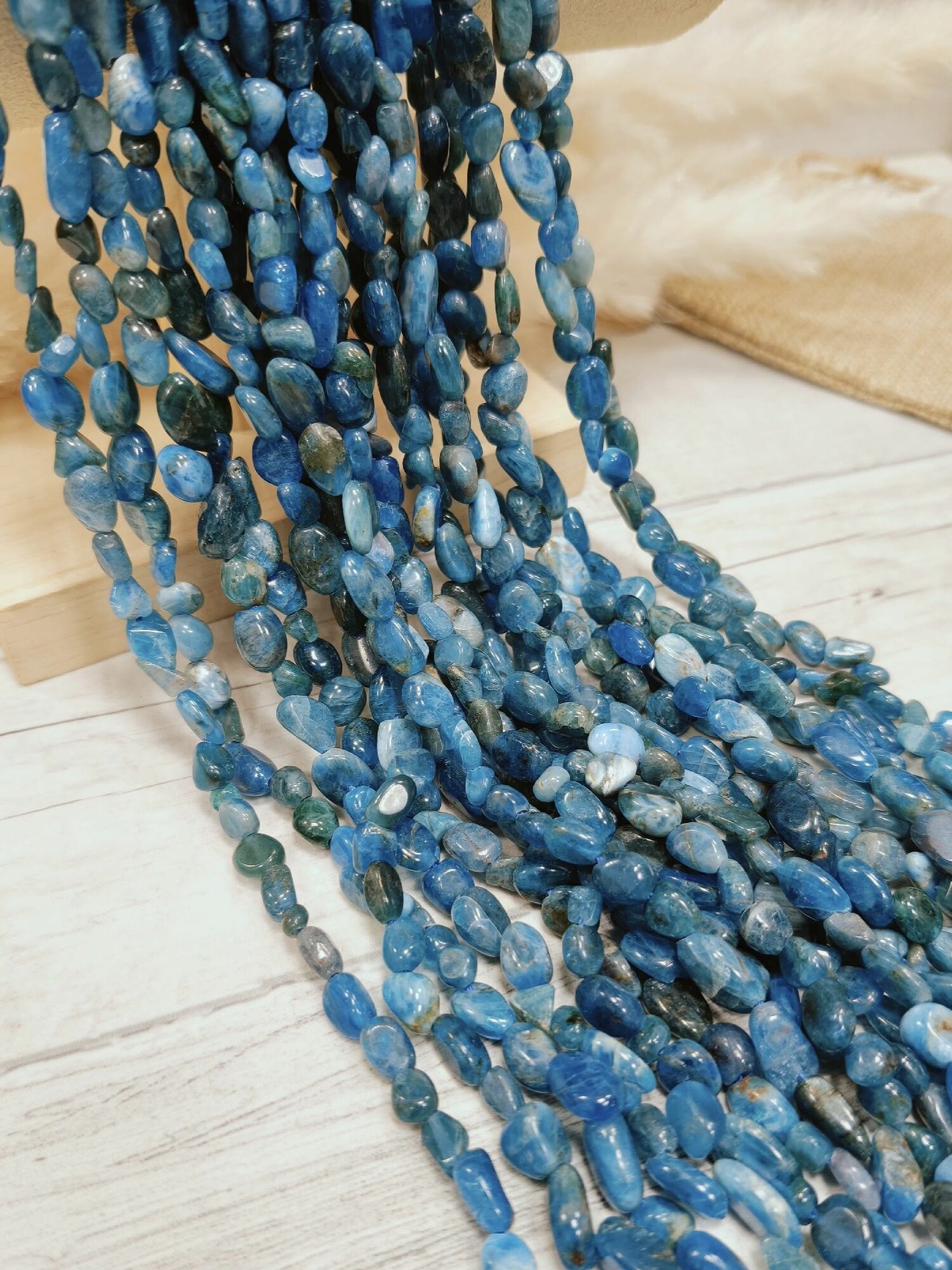 Бусины апатит 4 х 6 мм произвольная форма (нить 39 см), Suntrim