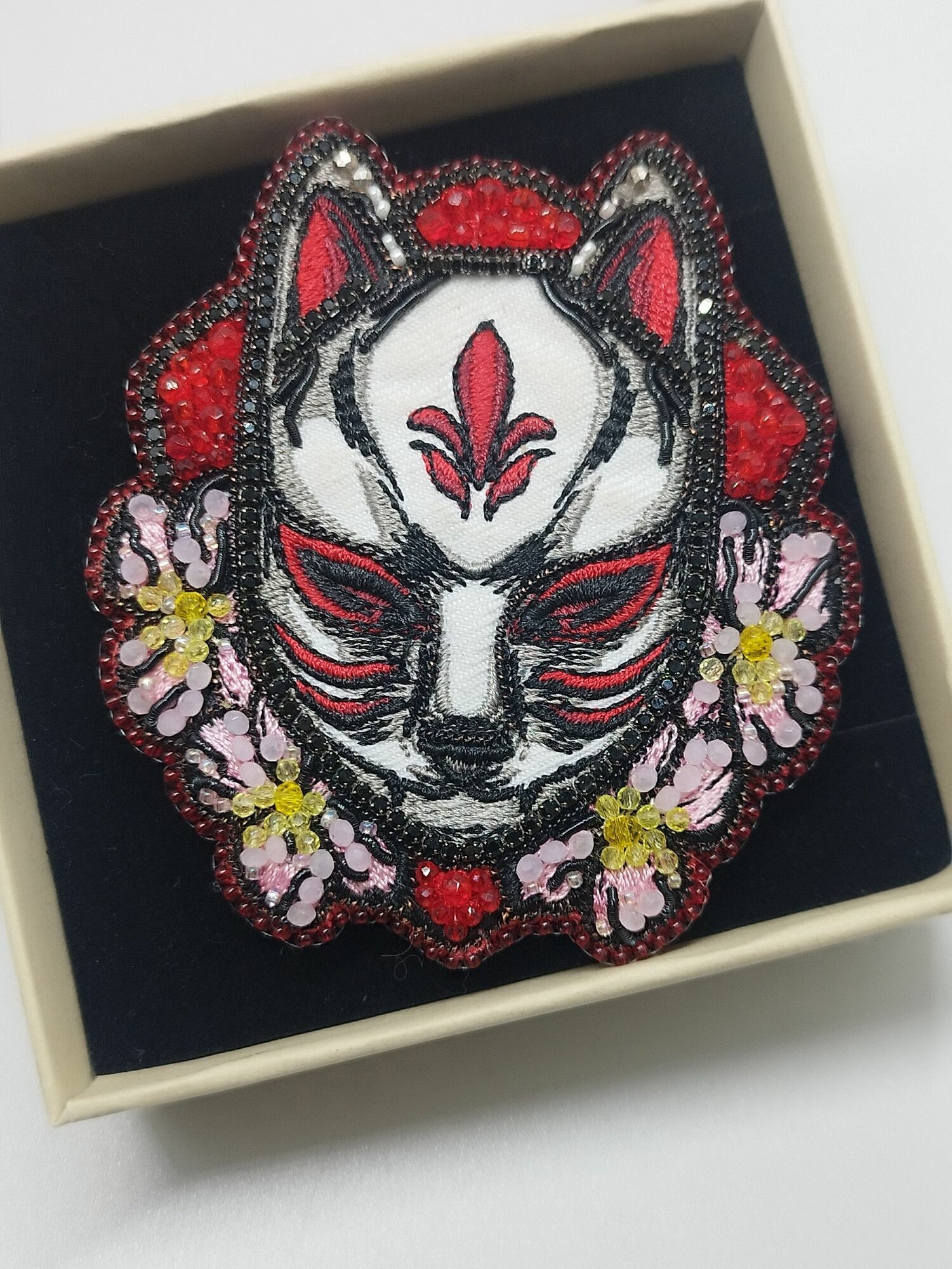 Брошь, бисер, стразы, стекло