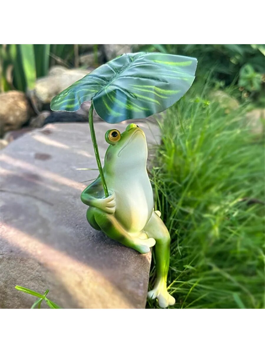 Держа зонтик, чтобы охладить лягушку на балконе сад сад рыба