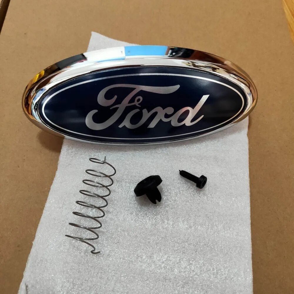 Эмблема замка капота / решетки радиатора передняя Ford Focus 2/Mondeo/C-Max/ OEM 4M51-8216-AA