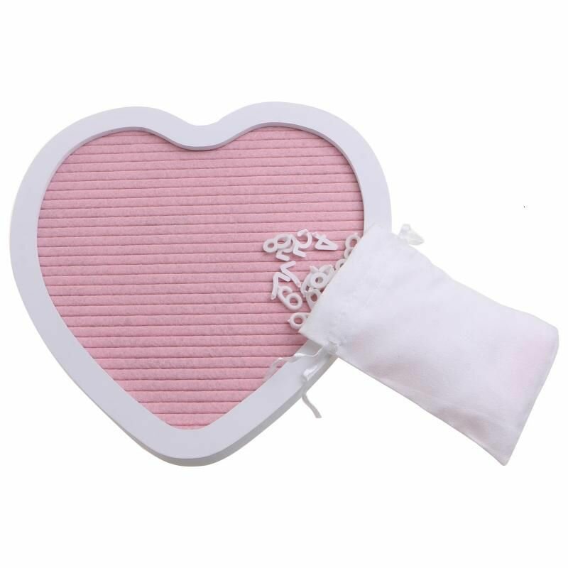 Доска объявлений в форме сердца с буквами