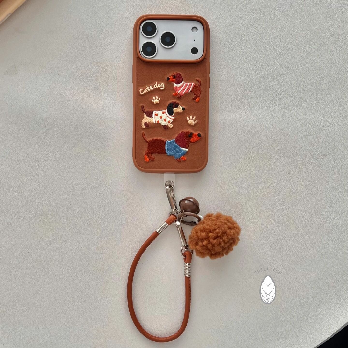 Осенне-зимний плюшевый чехол для мобильного телефона с вышивкой в виде таксы, подходящий для Apple iPhone17pro