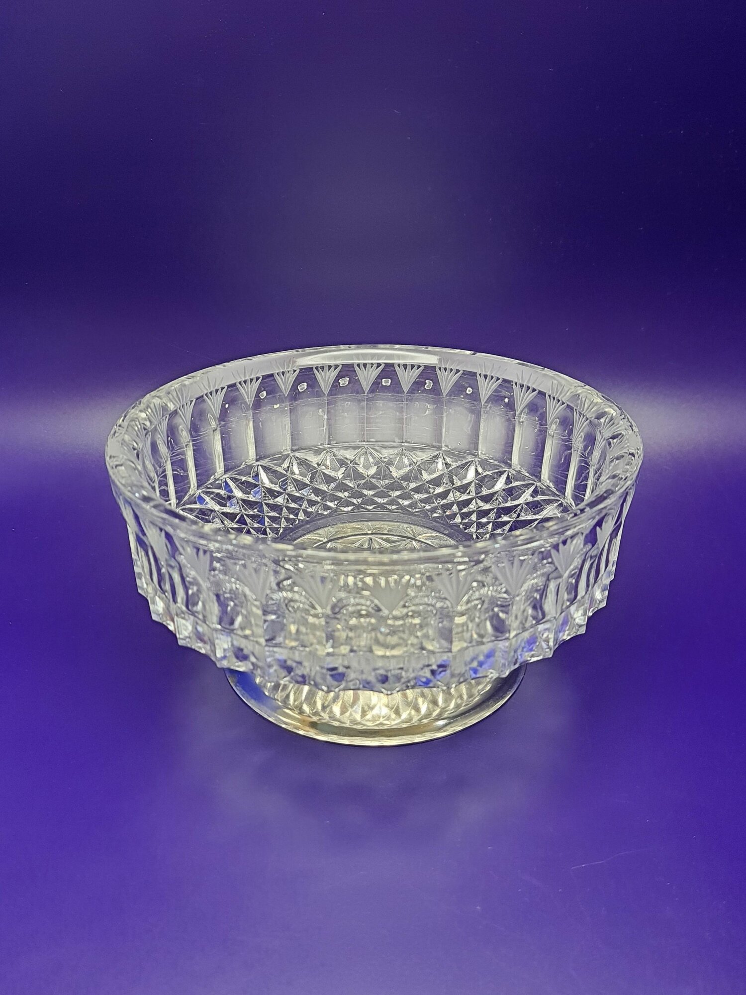 Винтажная хрустальная ваза сервировочная, с резным декором на металлическом основании, 18 см, СССР, 70е