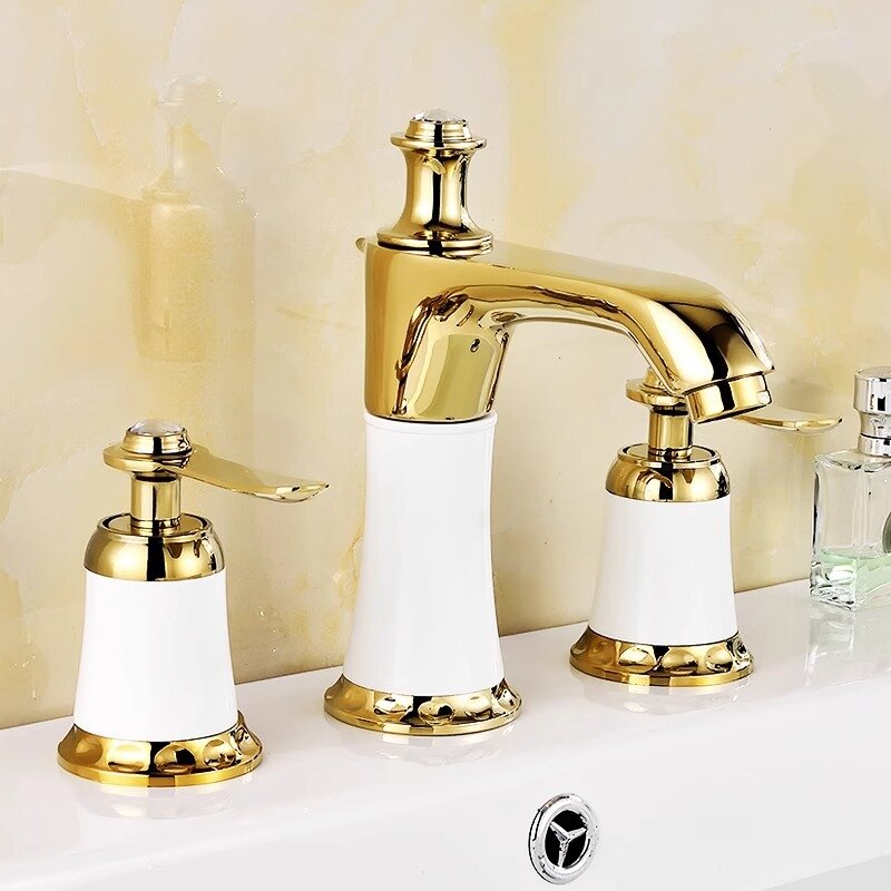 Европейский стиль золотой полностью медный вращающийся трехотверстный смеситель для раковины, трехкомпонентный набор, разделенный двойной ручкой, двойное управление горячей и холодной водой