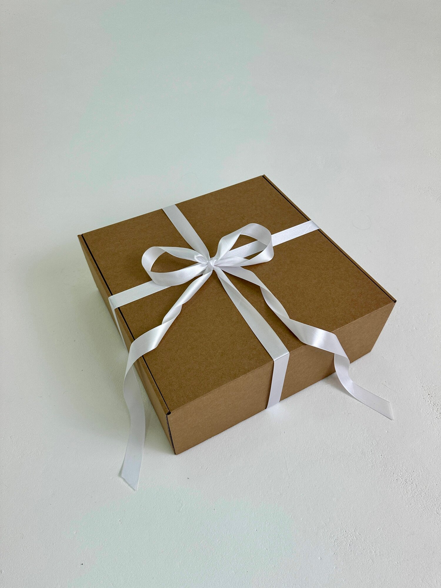 Подарочная коробка GILEV 37х37х14см с белой лентой