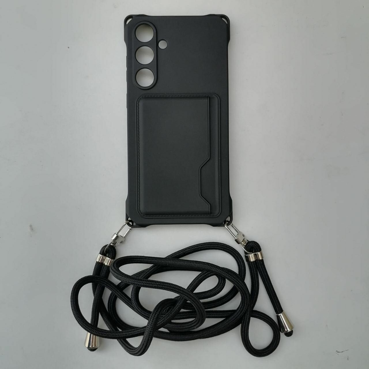 Чехол-накладка черного цвета для Samsung Galaxy S24 из высокого качества силикона, веревкой-цепочкой на шею и карманом для карт.