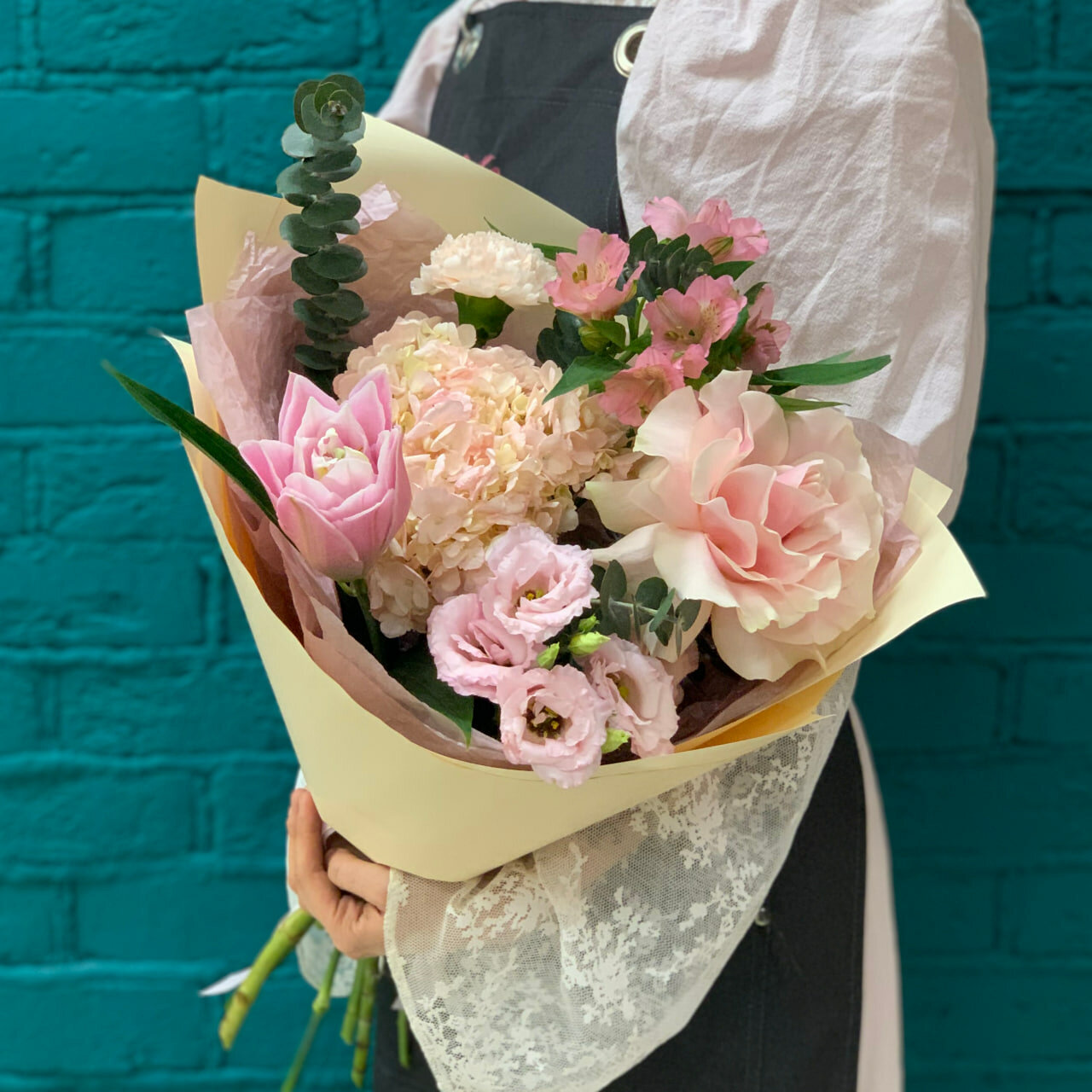 Букет из лилии и альстромерии