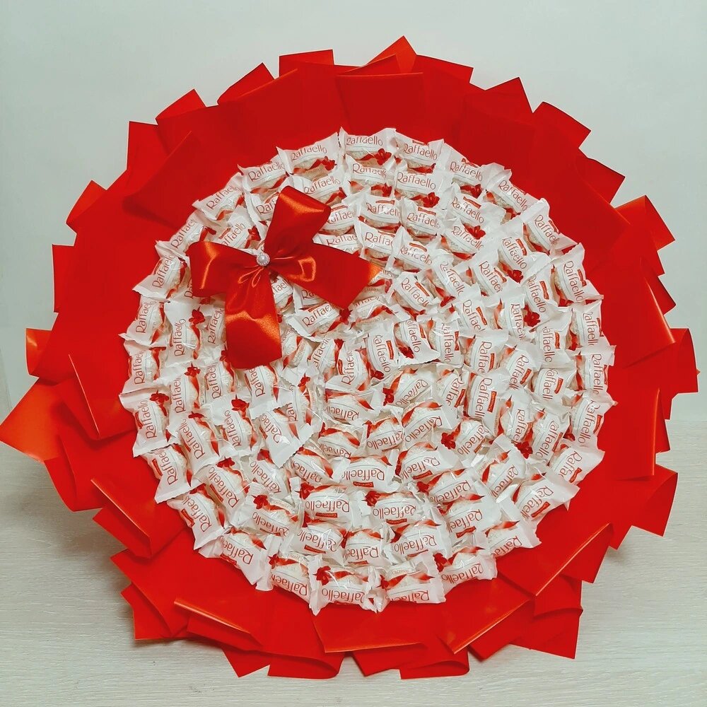 Букет LAKRES "Рафаэлло", сладкий, 101 конфета, красный, белый, диаметр 50см