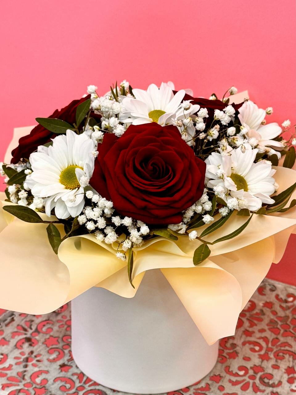 Букет в коробке "Наоми страсть", роза, хризантема, гипсофила, разноцветный