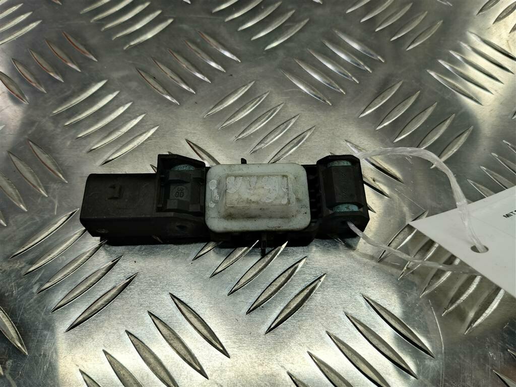 Датчик удара (AIR BAG) Б/У для MITSUBISHI COLT Z30 (2002—2012) MR587418