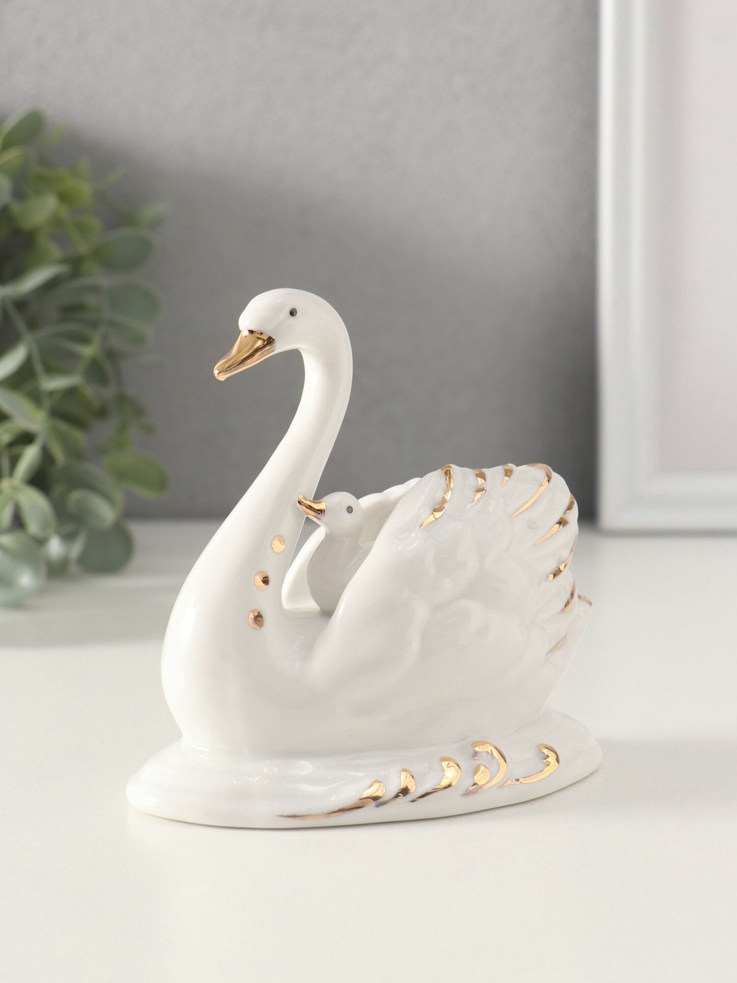 Фигурка керамика Лебедь с малюткой , с золотом, 10 10.5 6 см