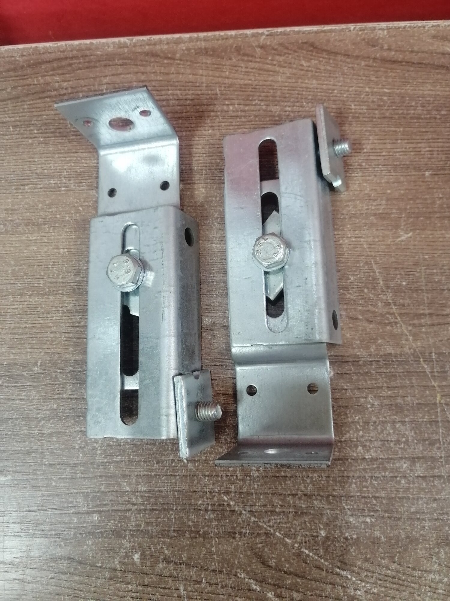 Комплект крепления для инсталляций Geberit к стене.