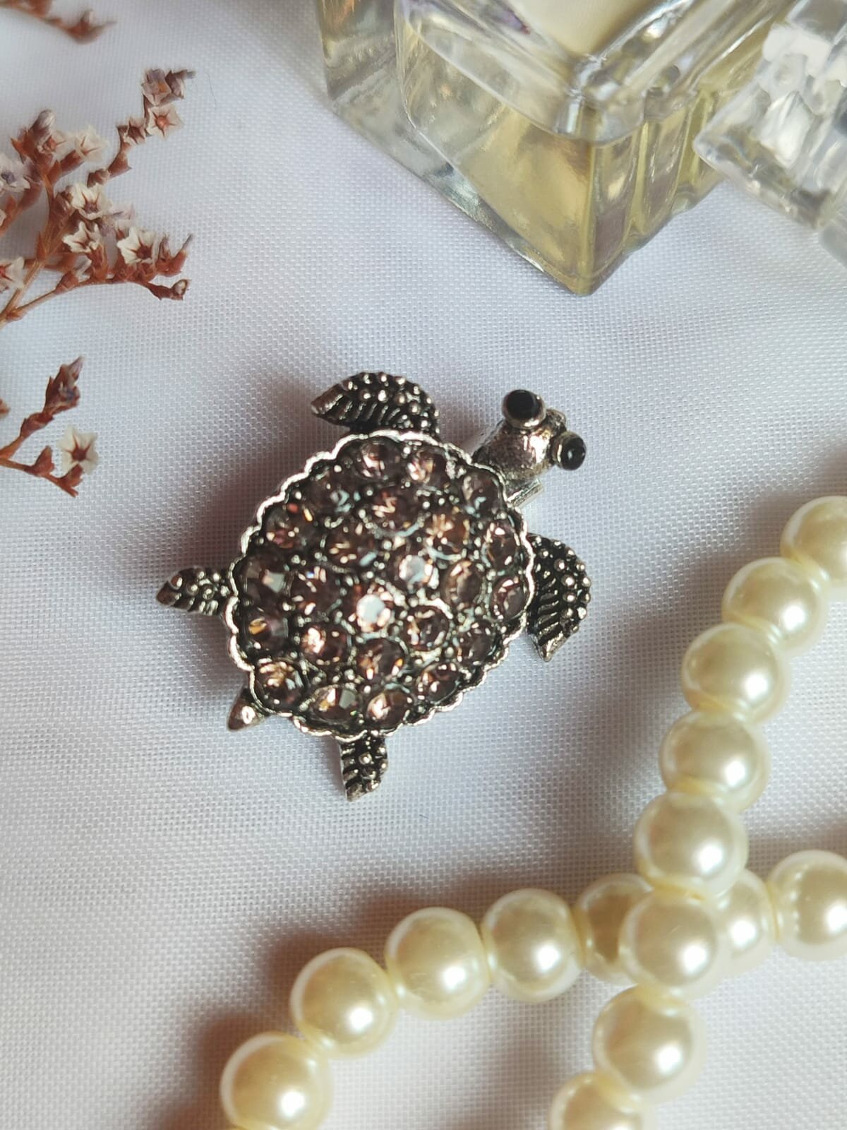 Брошь, стразы