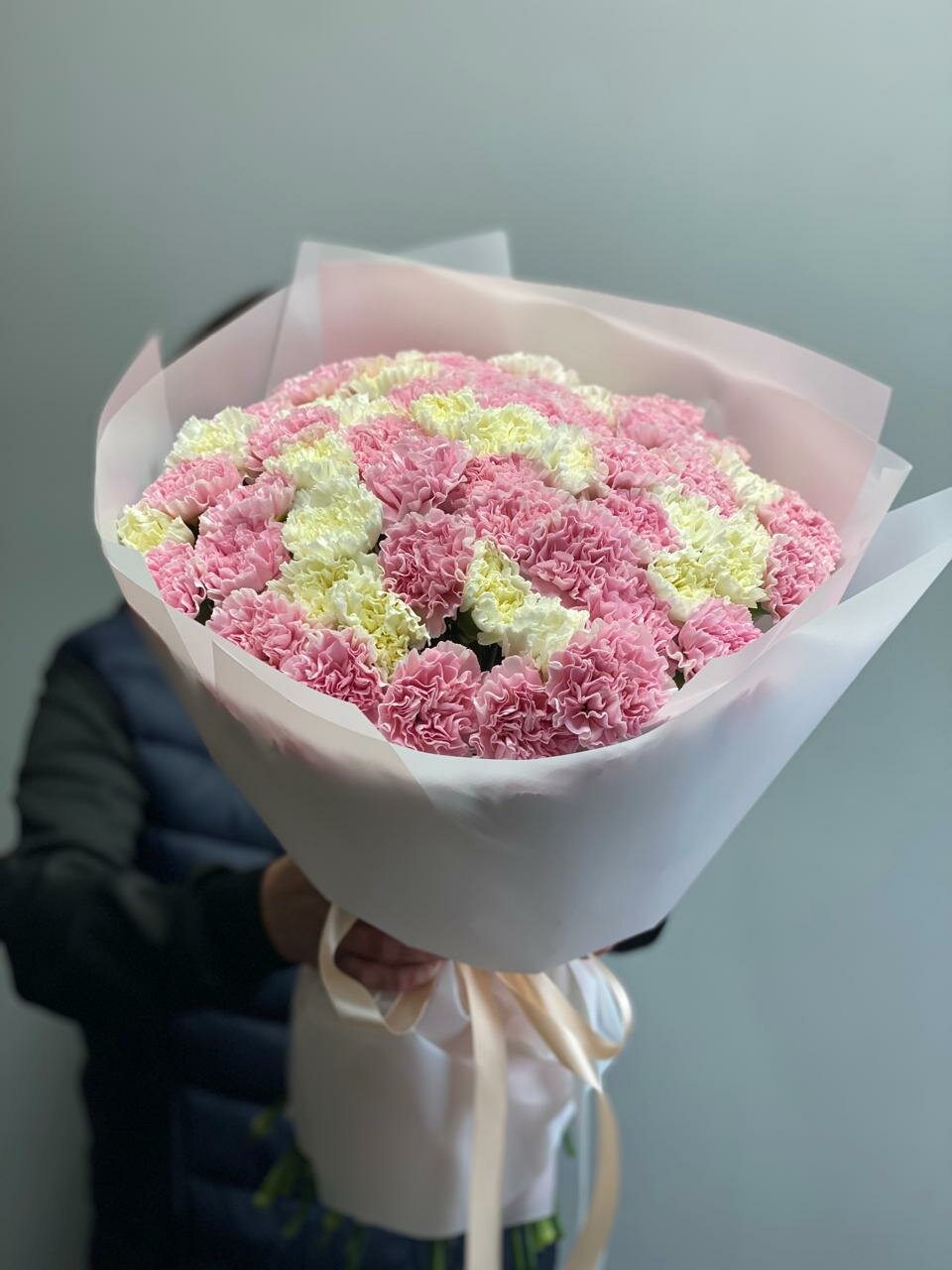 Букет живых цветов N1flor из 55 шт розовых/белых диантусов, на стеблях, 50 см. — фото 1