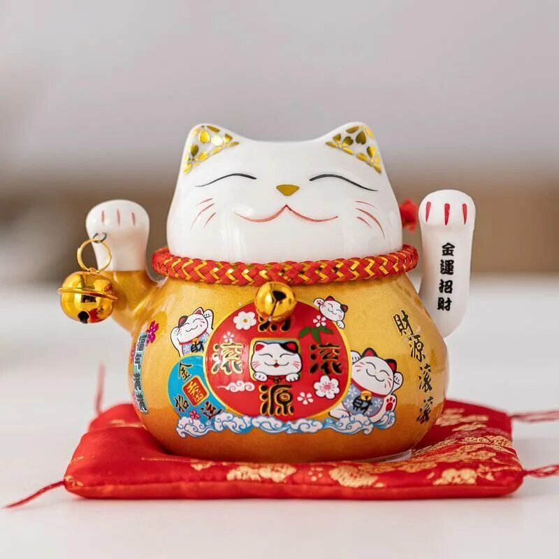 Керамический сувенир в виде кошки-талисмана высотой 11 см с подвижной лапой на батарейках, для привлечения достатка и удачи