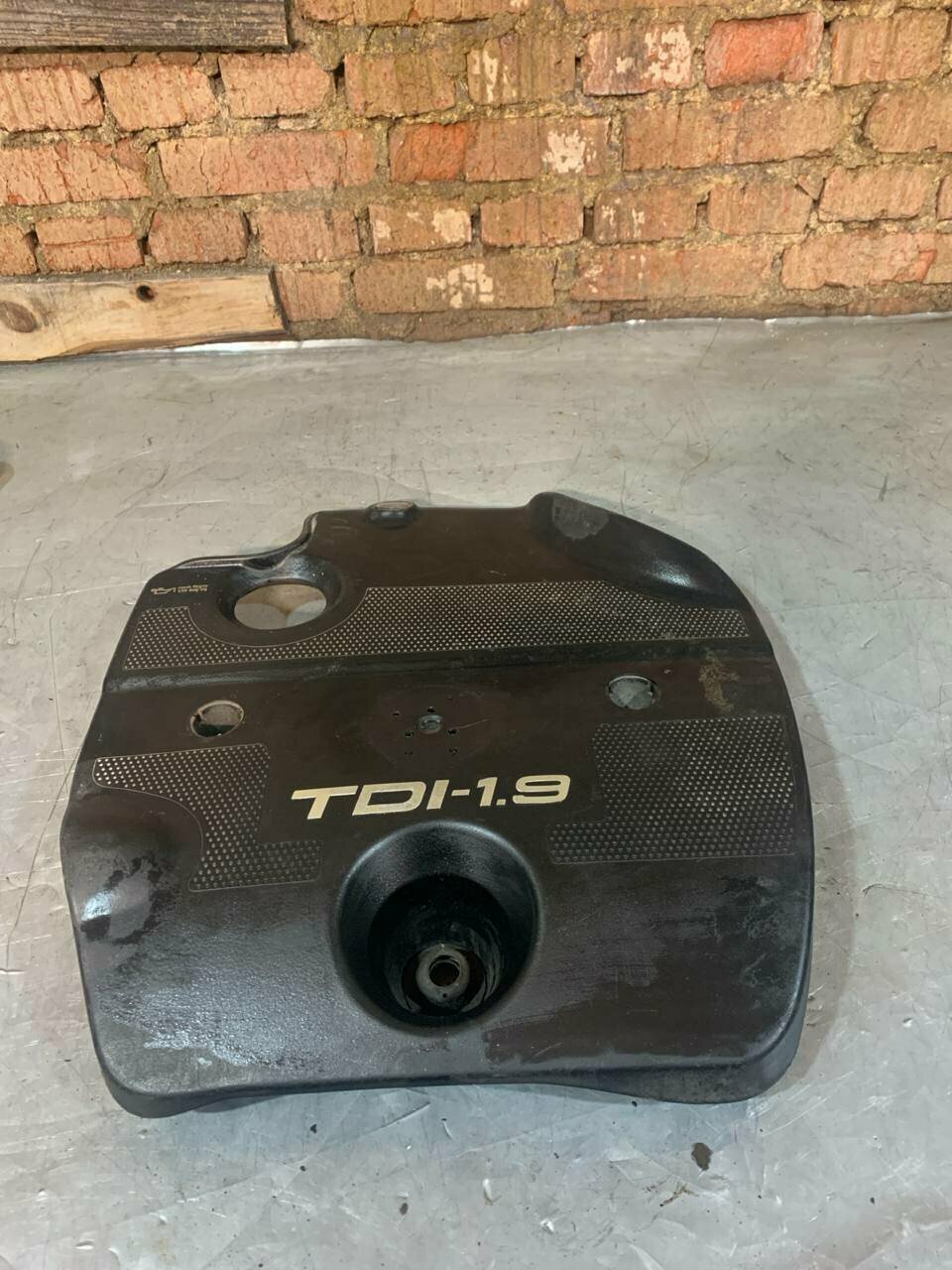 Декоративная крышка двигателя Volkswagen Golf 4 (1997 - 2006) 038103935A