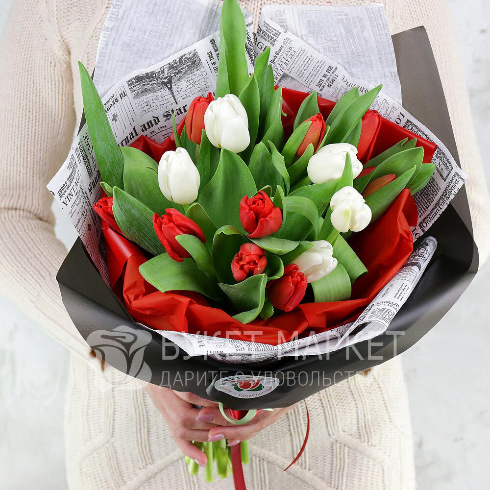 Букет цветов из 15 белых И красных тюльпанов В оригинальной упаковке