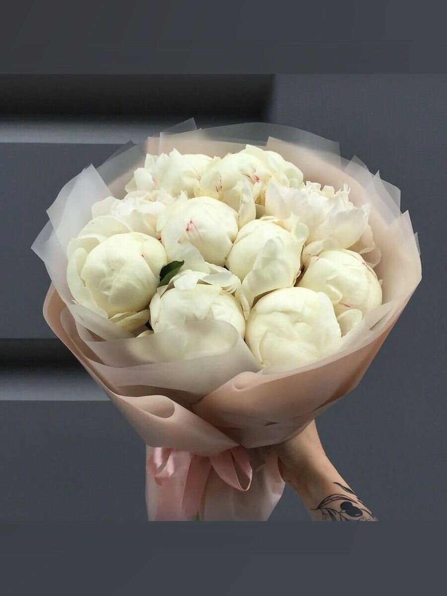 Букет из 11 белых пионов